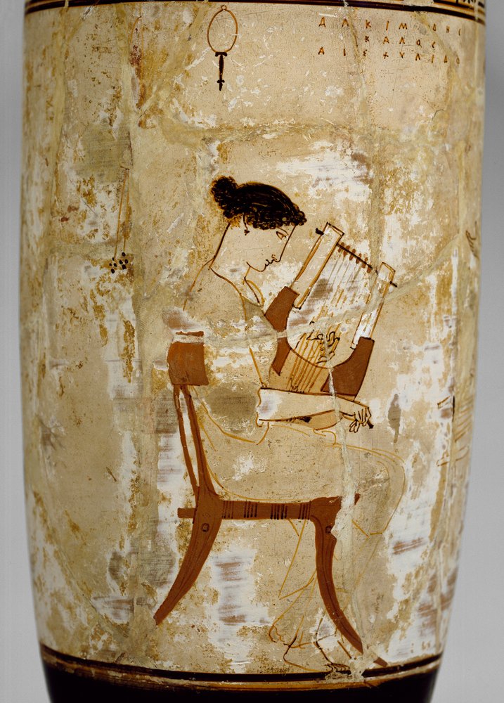 Lekythos de fondo blanco ático con imagen de mujeres músicas