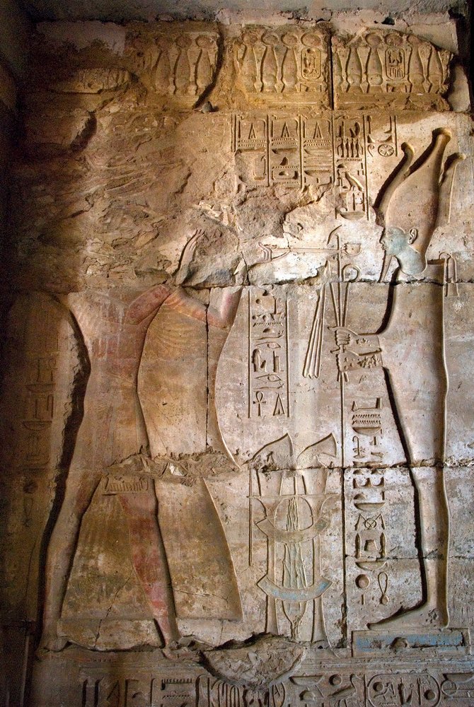 Arte egipcio antiguo: Bajo relieve del pórtico del templo de Sethi I ...