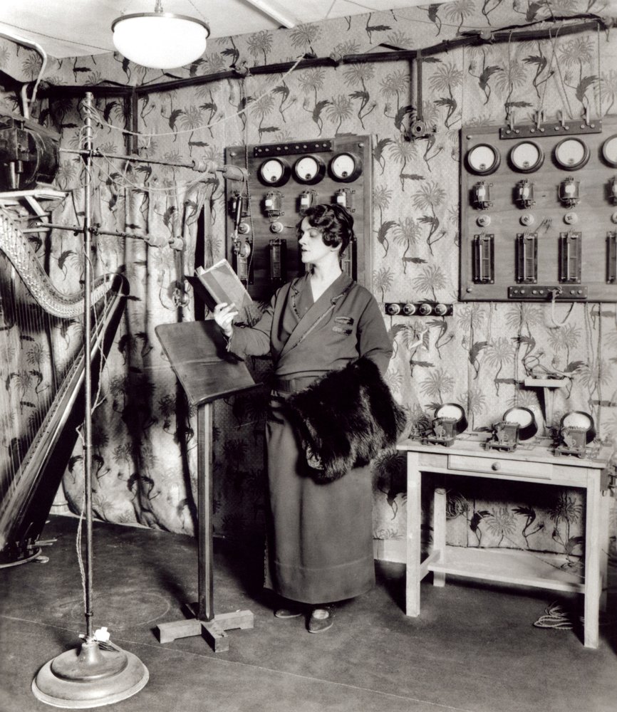 Beatrix Dussane en un estudio de grabación de radio, c.1936