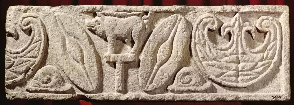Relieve que representa armas galas y escudos de Amazonas de un arco ...