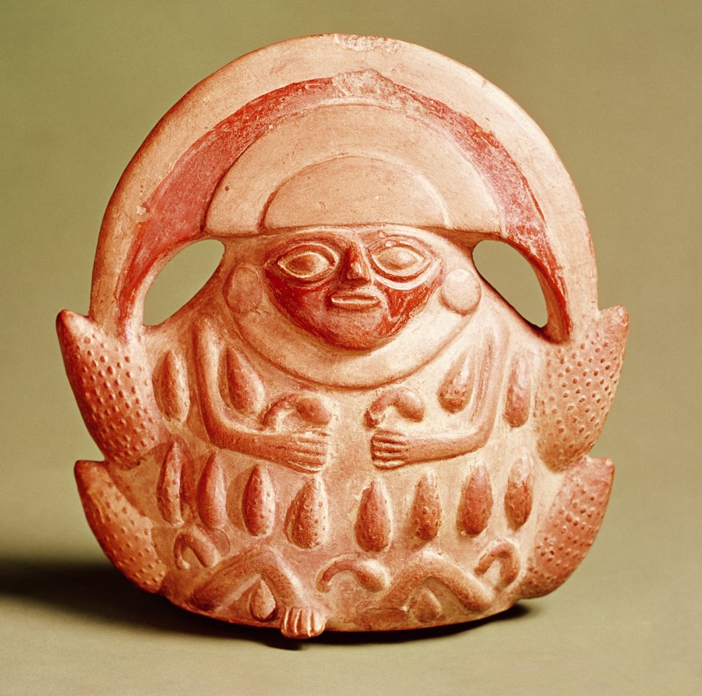 Deidad agrícola inca con tocado de luna y traje decorado con maíz y ...