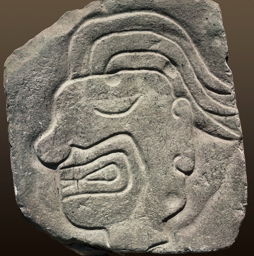 Relieve inca que representa un rostro de perfil (piedra)