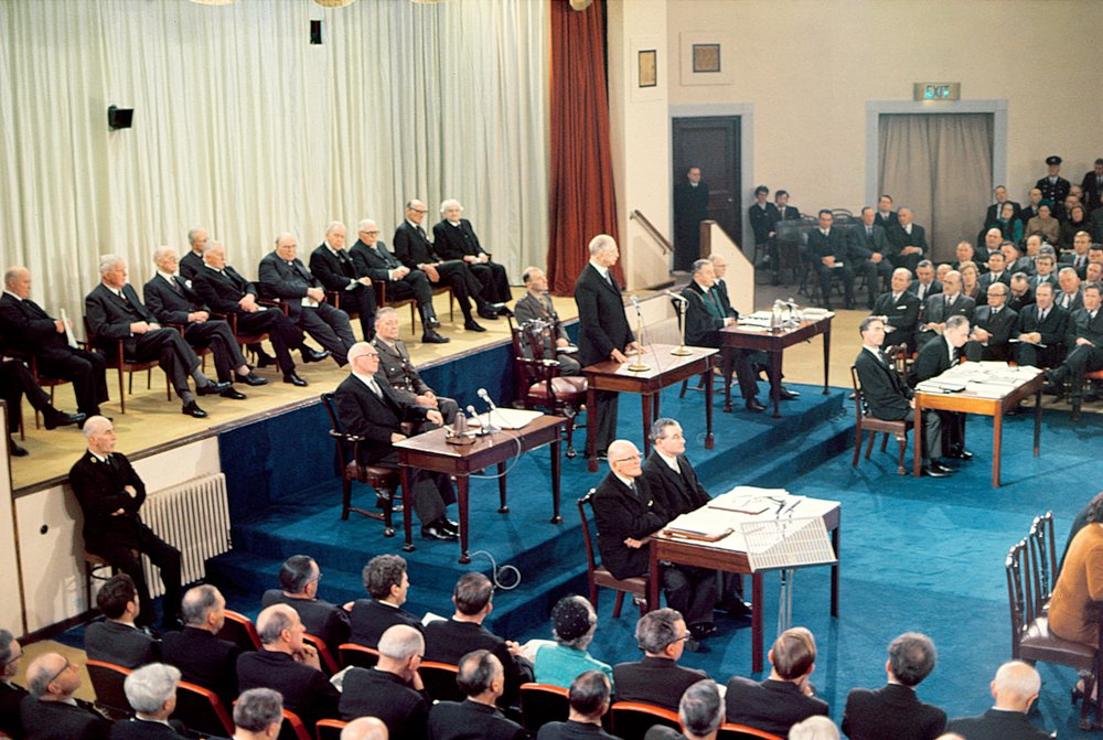 El presidente Eamon de Valera dirigiéndose al Dáil en la Mansion House ...
