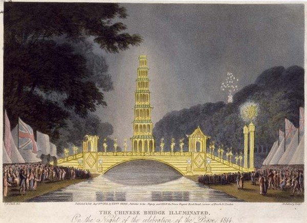 El Puente Chino iluminado en la noche de la celebración de la paz