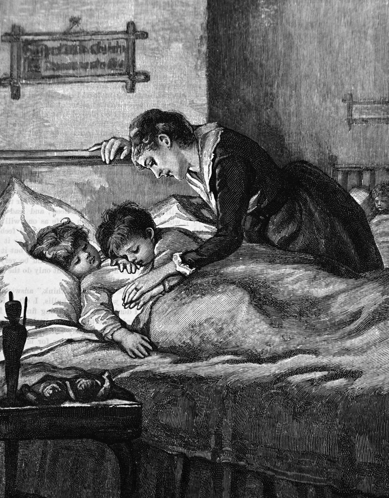 Una madre revisando a sus hijos dormidos