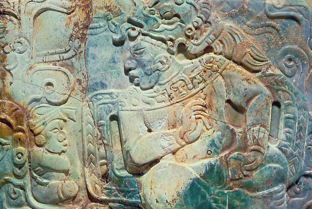 Pectoral del rey y un cortesano de Tikal | Mayan