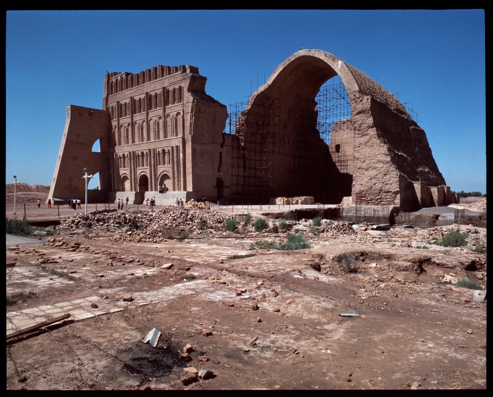 Vista del Palacio de Shapur I y el Arco de Chosroes