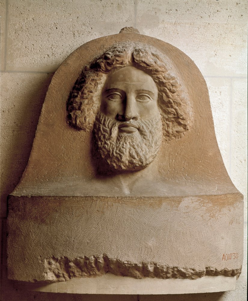 Civilización fenicia: cabeza de hombre tallada en un sarcófago fenicio. Siglo IV a.C. Relieve de ...