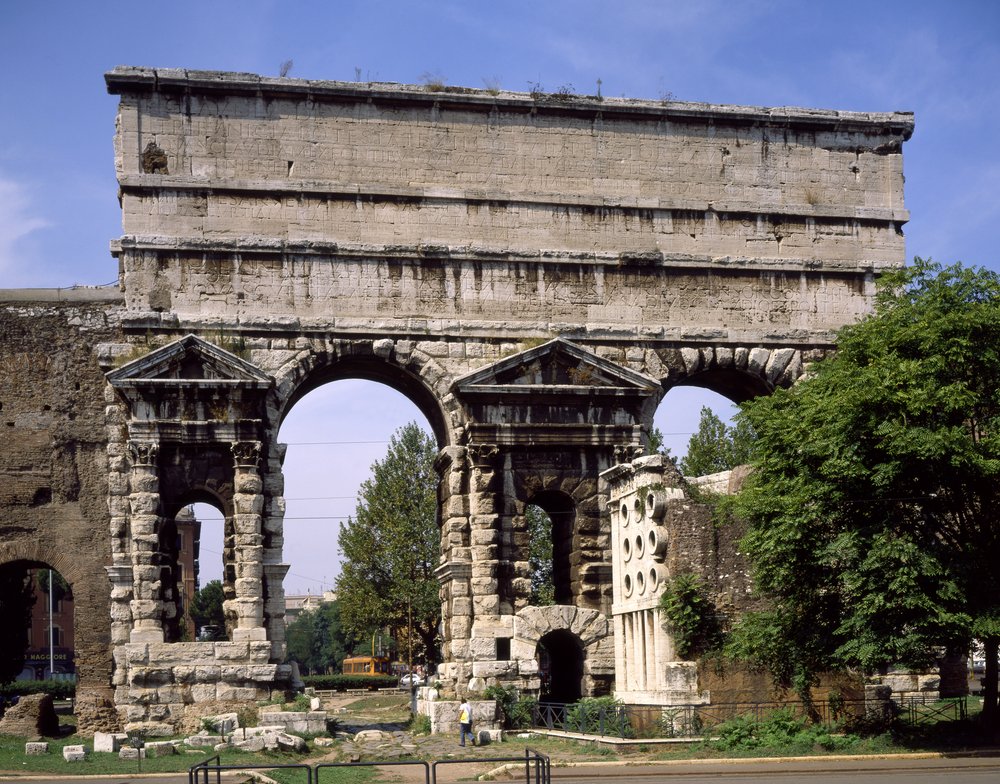Porta Maggiore, construida por Claudio en el año 52 d.C.