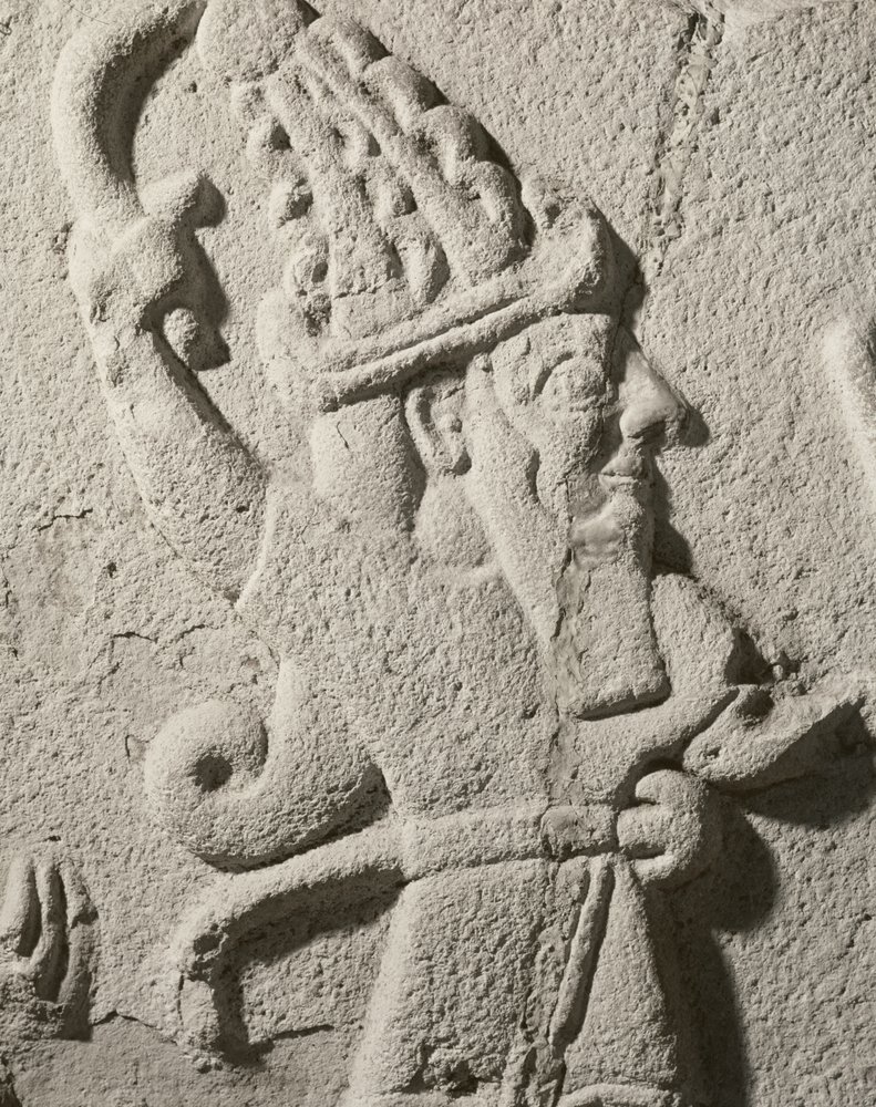 El rey Sulumeli vertiendo una libación con un dios (detalle)