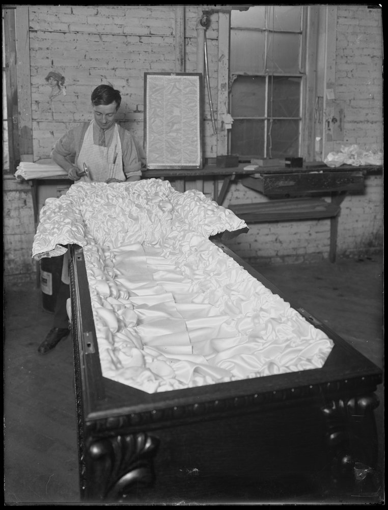 Forrando un ataúd 'medio sofá', Oneida, Nueva York, 3 de abril de 1916