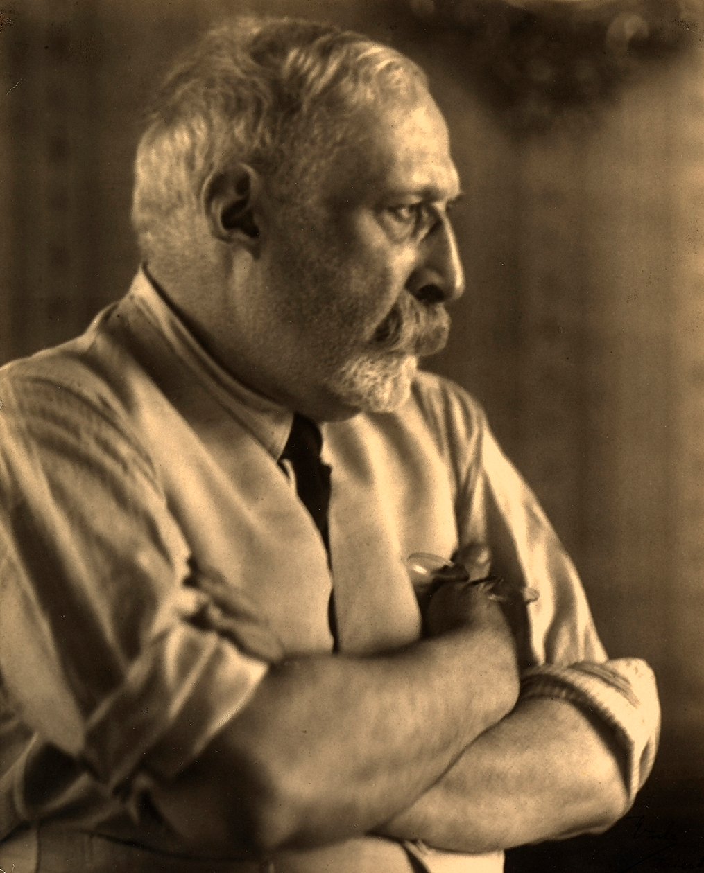 Retrato de perfil del pintor Arturo Rietti con los brazos cruzados