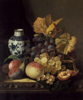Uvas, duraznos, ciruelas y grosellas con un jarrón azul y blanco