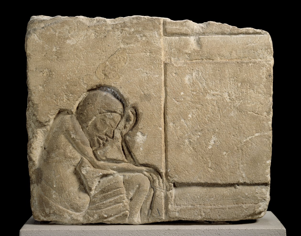 Fragmento de piedra caliza tallado en relieve hundido que representa a ...