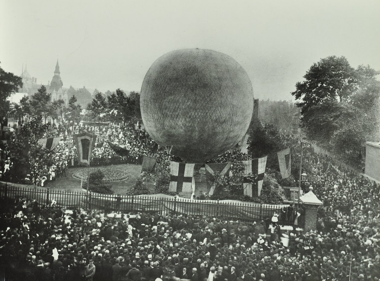 Poplar Recreation Ground: multitudes observan un globo aerostático, 1892
