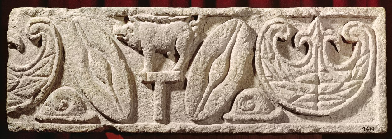 Relieve que representa armas galas y escudos de Amazonas de un arco ...