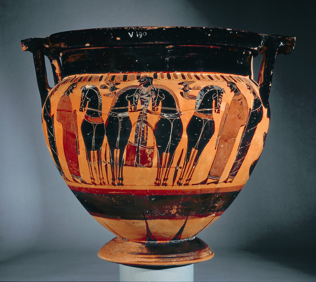 Crátera de columna de figuras negras áticas que representa un carro