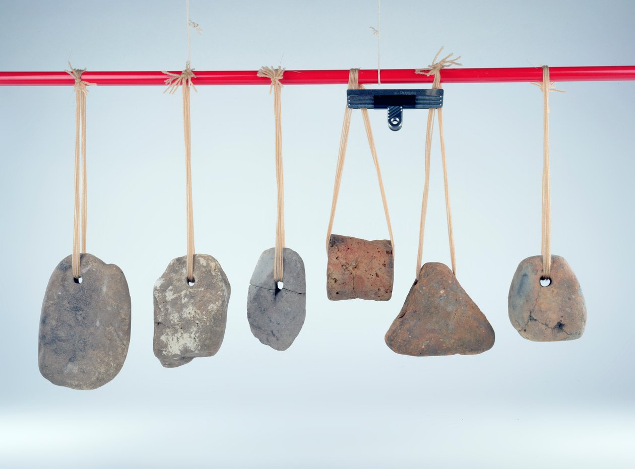 Pesas usadas para mantener tensos los hilos de urdimbre verticales en ...