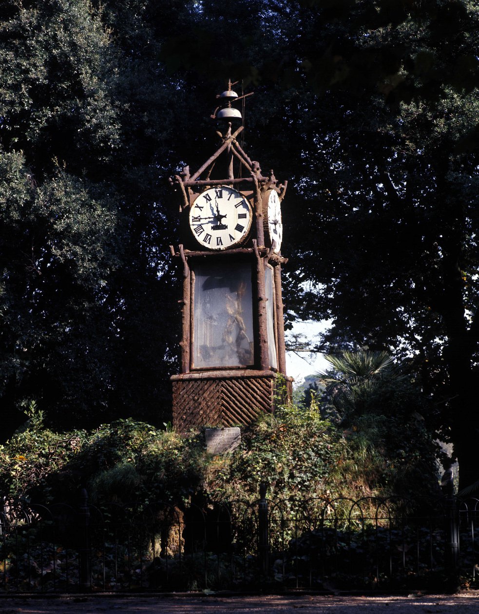 Roma, reloj de agua del Pincio (Villa Borghese) construido en 1867. Fue ...