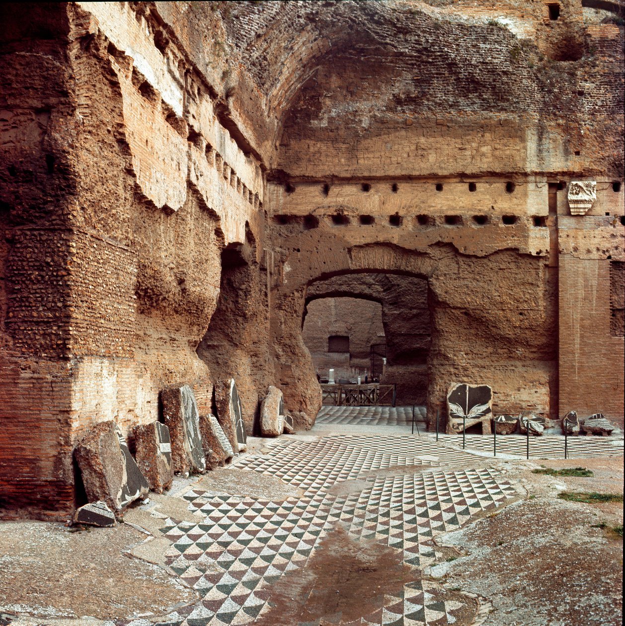 Arte romano: vista del caldarium de las termas de Caracalla en Roma