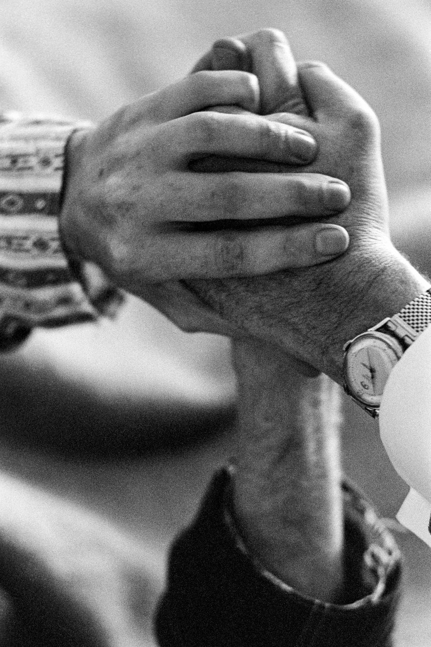 Manos de un paciente y un médico durante el tratamiento con LSD ...