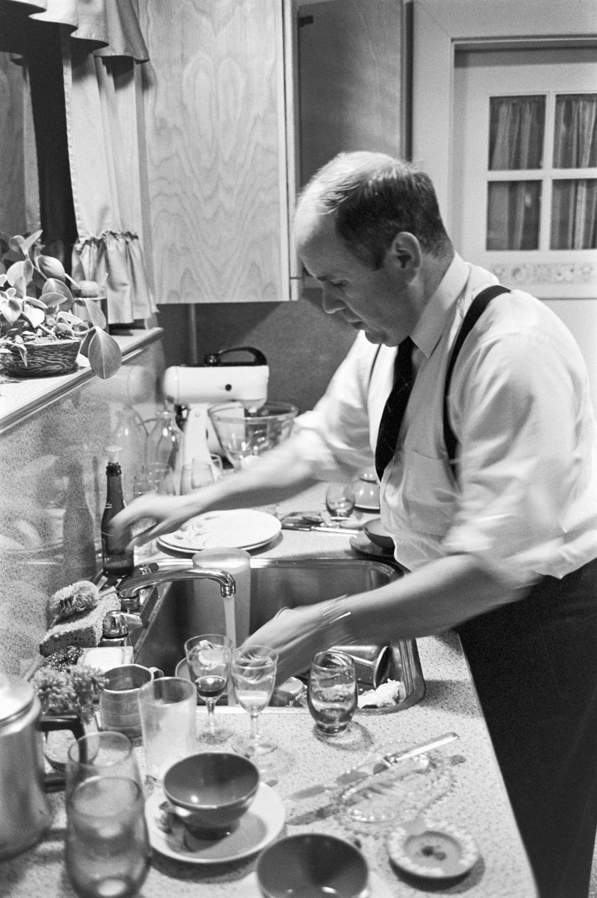 El reverendo Lincoln Reed lava los platos en la cocina después de la ...