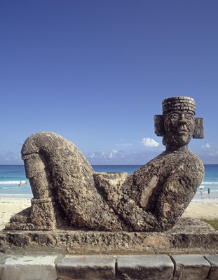 Una copia de la estatua de Chac-Mool de Chichen-Itza, Yucatán, c.987 ...
